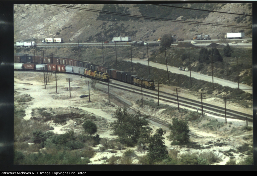 ATSF 5437 meets a UP Train and a ATSF Light Helper Set